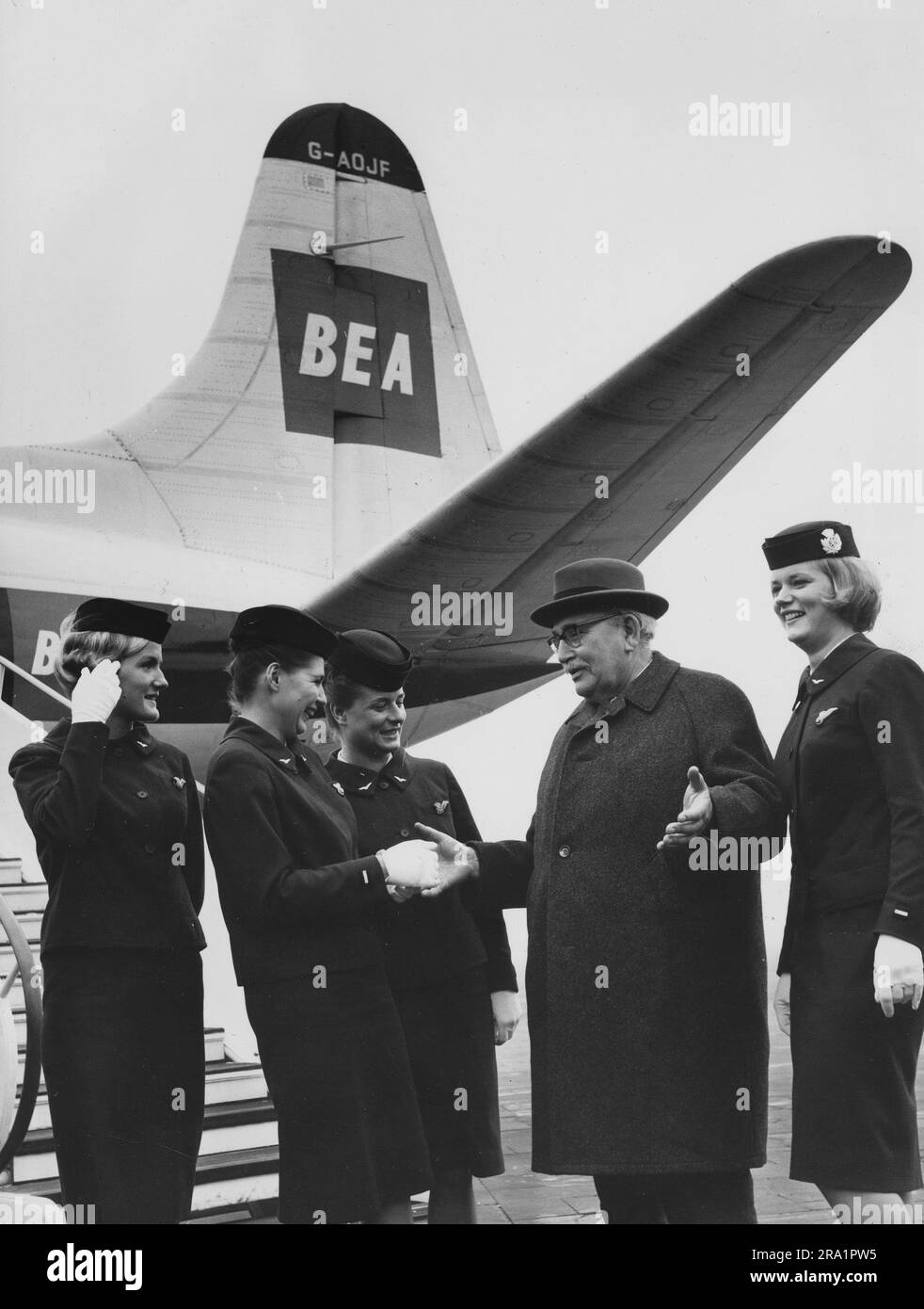 Original-Bildunterschrift: Bürgermeister Wilhelm Kaisen aus Bremen trifft heute auf dem ...