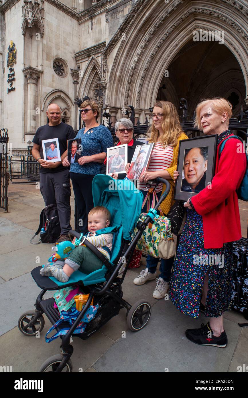London - 30. Juni 2023 - Mitglieder der Gruppe der COVID19 Familien mit ...