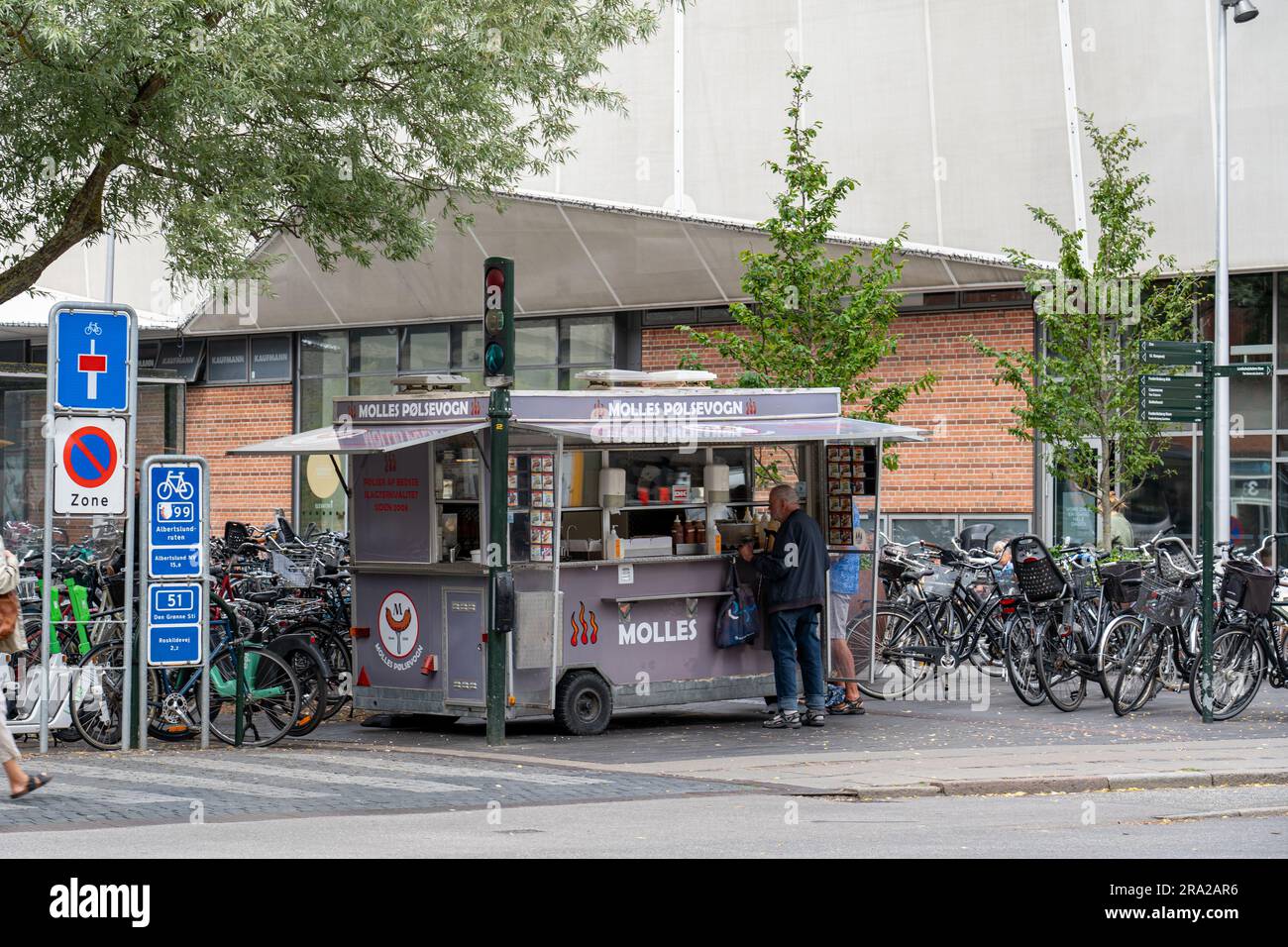 Hot dog stand copenhagen -Fotos und -Bildmaterial in hoher Auflösung ...