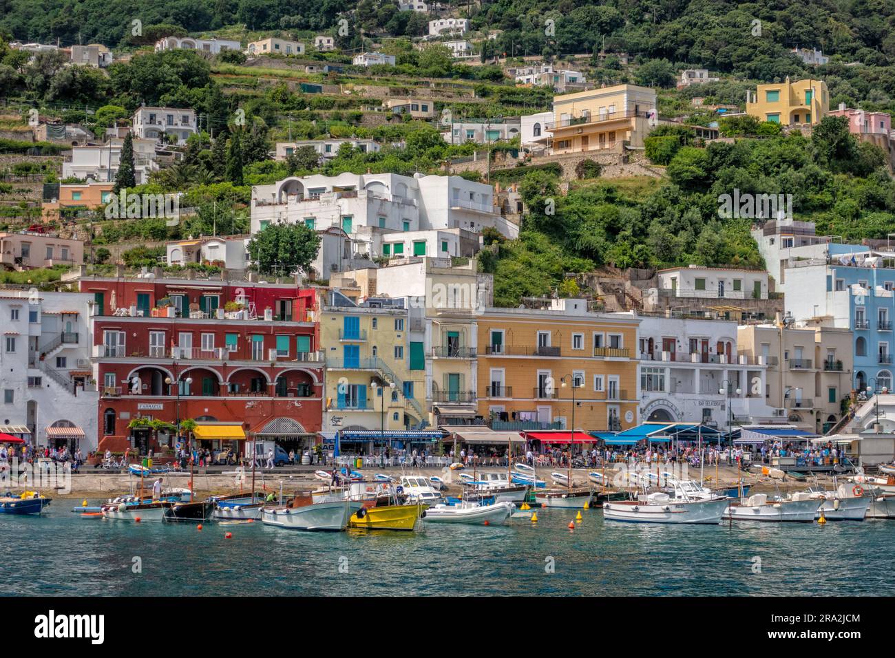 Wir nähern uns Marina Grande auf der Insel Capri im Tyrrhenischen Meer ...