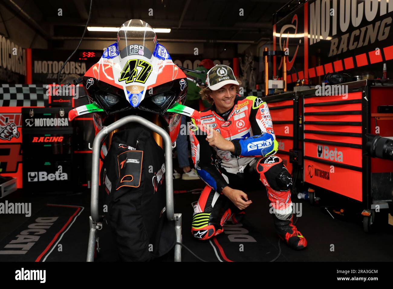 Motocorsa Racing Rider Axel Bassani in seiner Garage während des ...