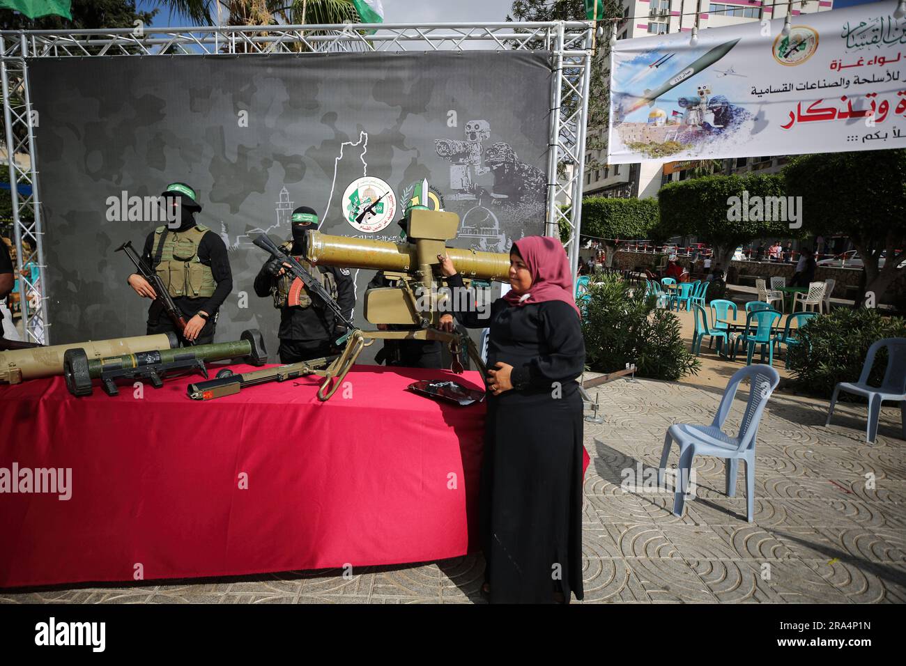 Die Palästinenser besuchen am dritten Tag des Urlaubs in Eid al-Adha eine Militärausstellung ...