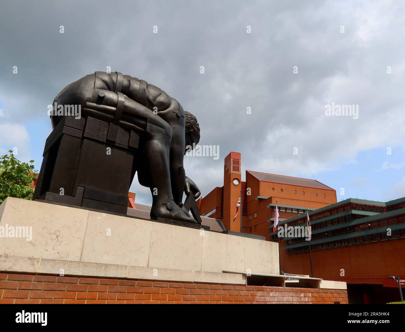London, UK - Juni 2023 : Isaac Newton Statue in der British Library ...