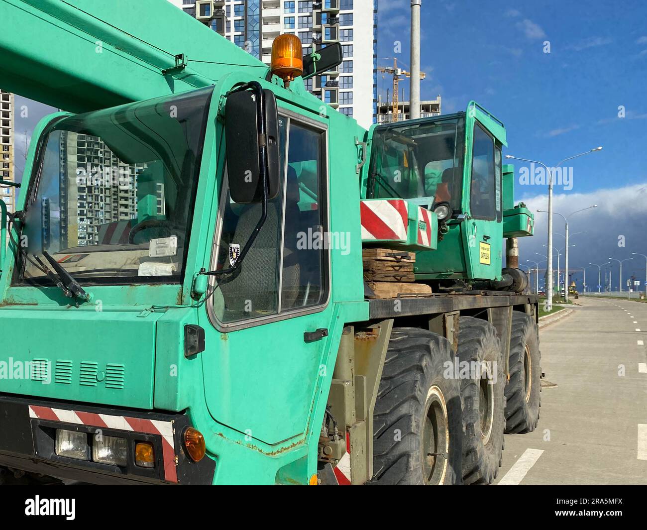 Großer leistungsstarker neuer industrieller Grünkran, der beim Bau neuer Stadtteile verwendet ...