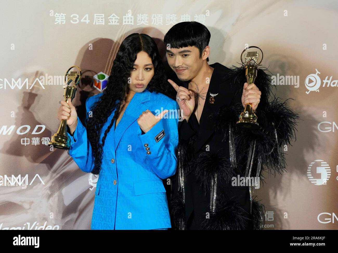 Taiwanese singer A-Lin and Hush holds their awards for Best Male Singer ...