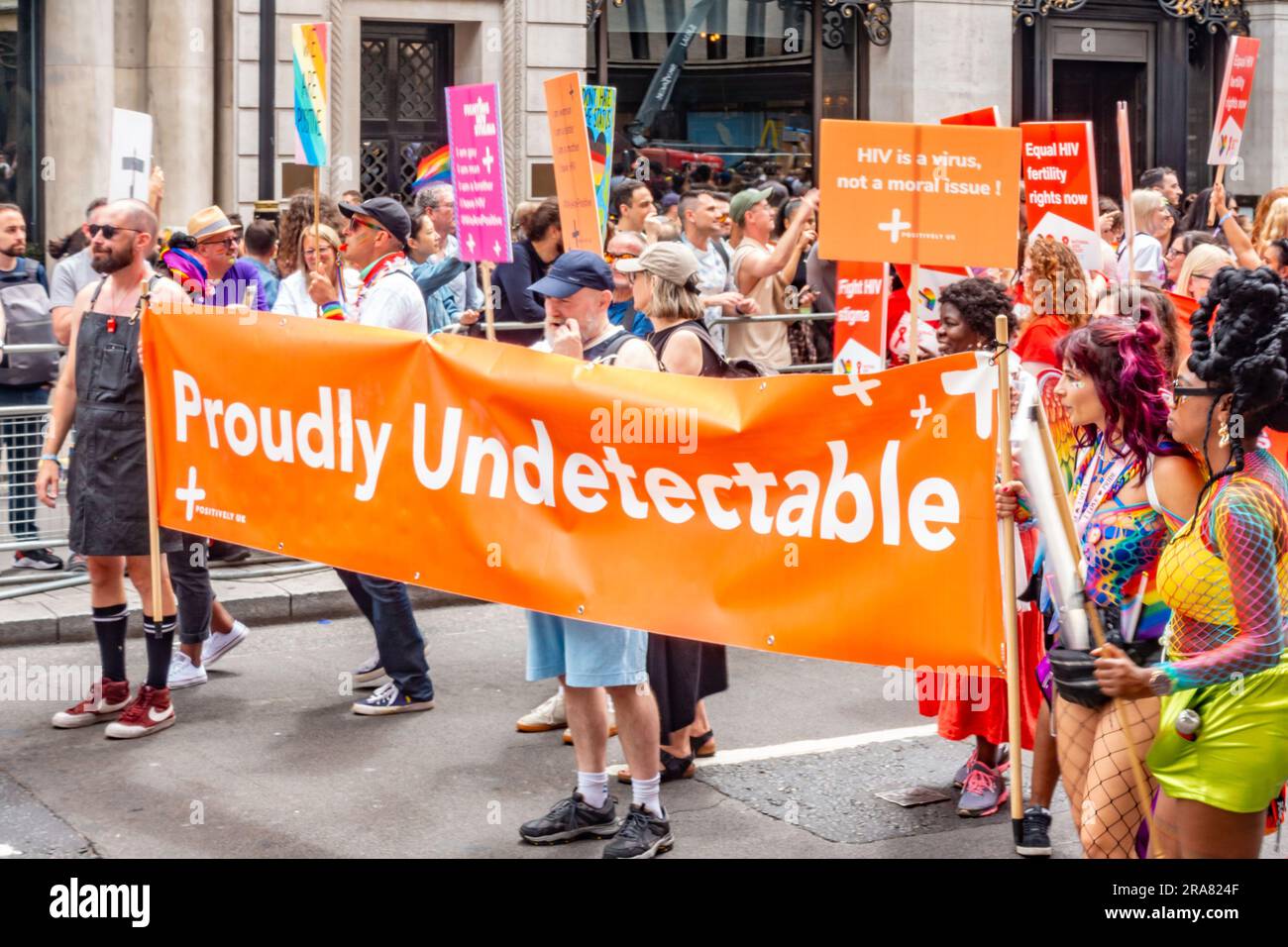 Teilnehmer stolzmarsch -Fotos und -Bildmaterial in hoher Auflösung – Alamy