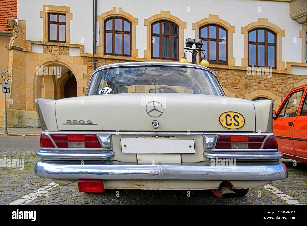 Mercedes-Benz-Logo auf einem Oldtimer. Mercedes-Benz 220 S. Mercedes ...