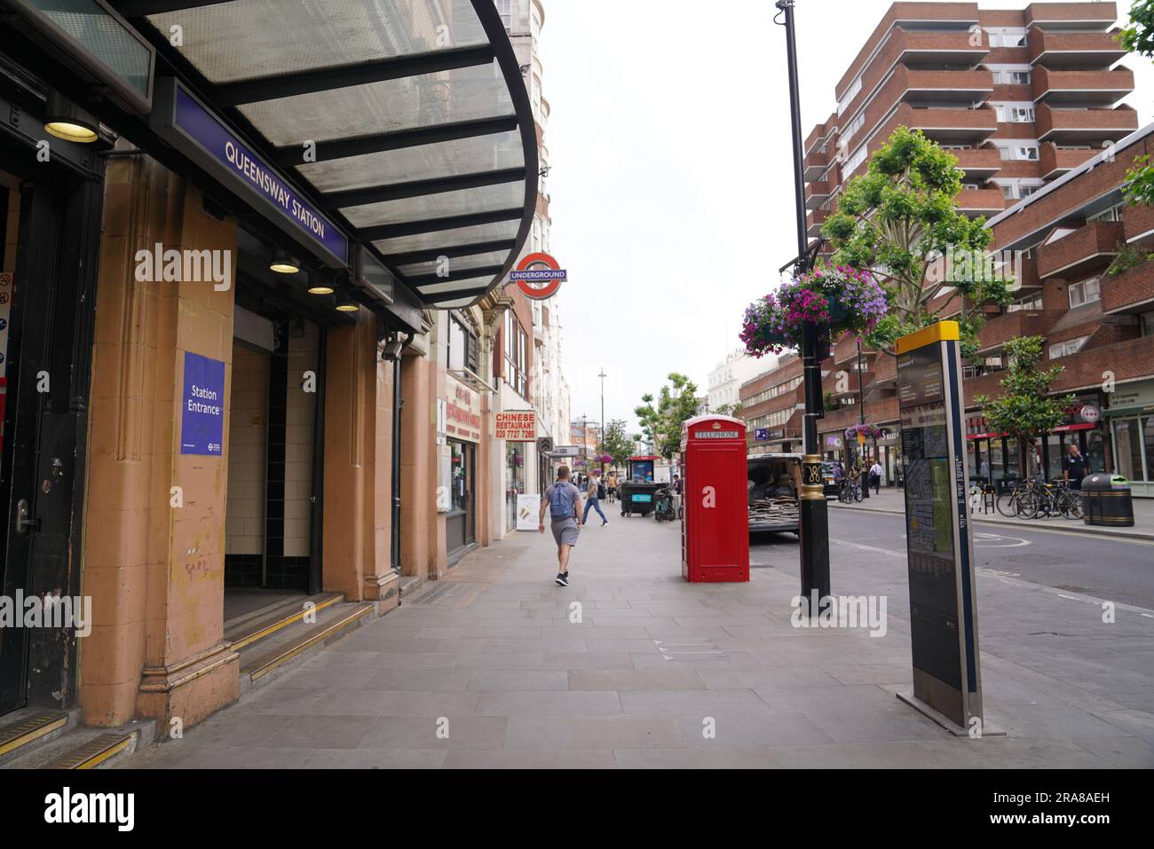 U bahnstation queensway -Fotos und -Bildmaterial in hoher Auflösung – Alamy