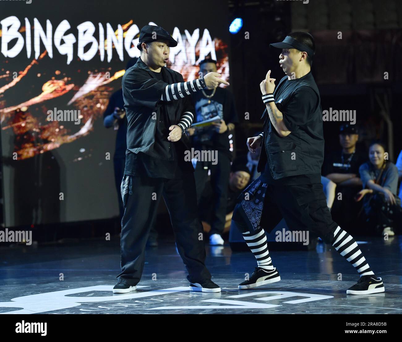 NANJING, CHINA - 1. JULI 2023 - Teilnehmer nehmen an den Hip-Hop ...