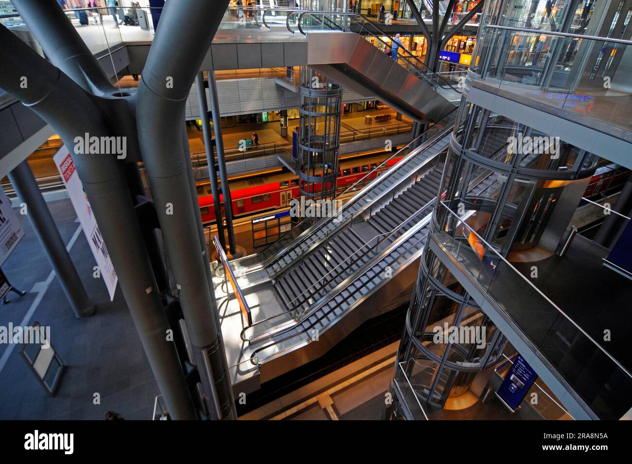 Berlin hauptbahnhof innenraum -Fotos und -Bildmaterial in hoher ...