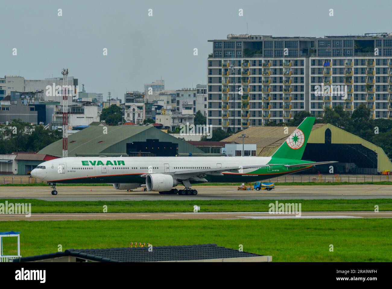Saigon, Vietnam - 28. Juni 2023. B-16739 EVA Air Boeing 777-300ER Rolling auf der Start- und ...