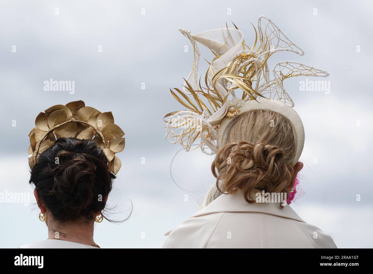 Schicke hüte tragen -Fotos und -Bildmaterial in hoher Auflösung – Alamy