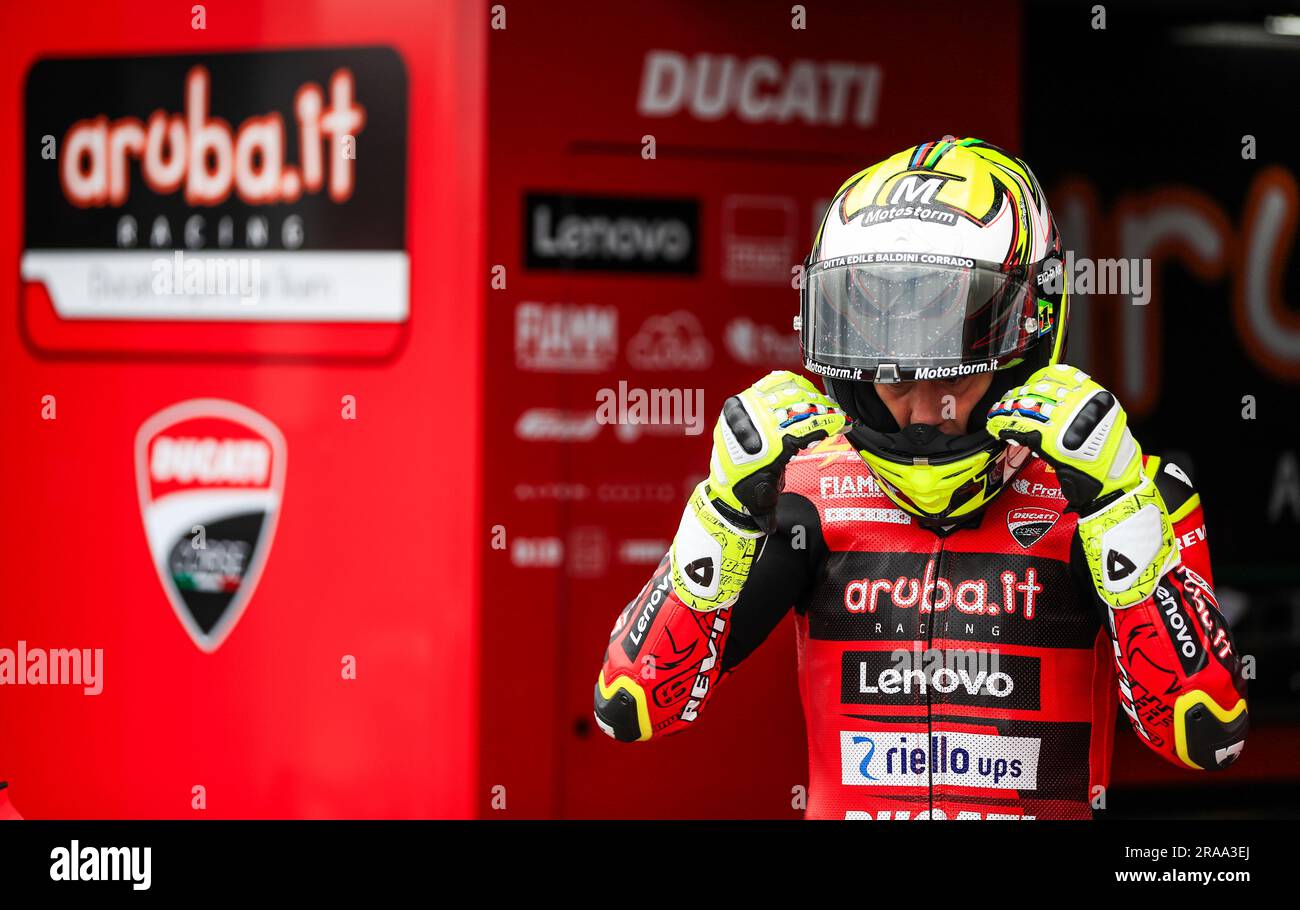 Aruba.IT Racing - Ducati-Fahrer Alvaro Bautista verlässt seine Garage ...