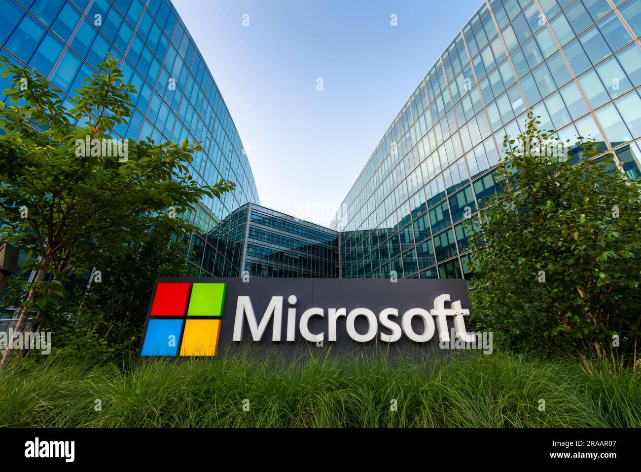 Unterschrift und Logo am französischen Hauptsitz von Microsoft, einem ...