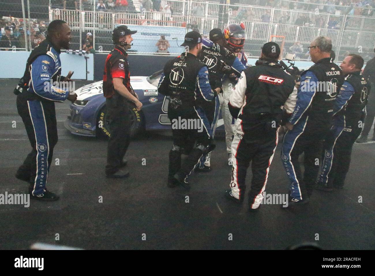 Die Pit Crew gratuliert Shane van Gisbergen, nachdem sie am 2. Juli ...