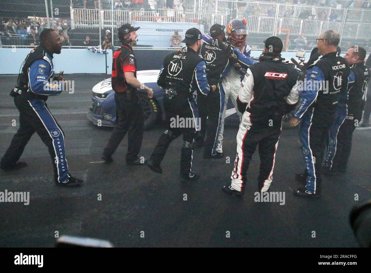 Die Pit Crew gratuliert Shane van Gisbergen, nachdem sie am 2. Juli ...