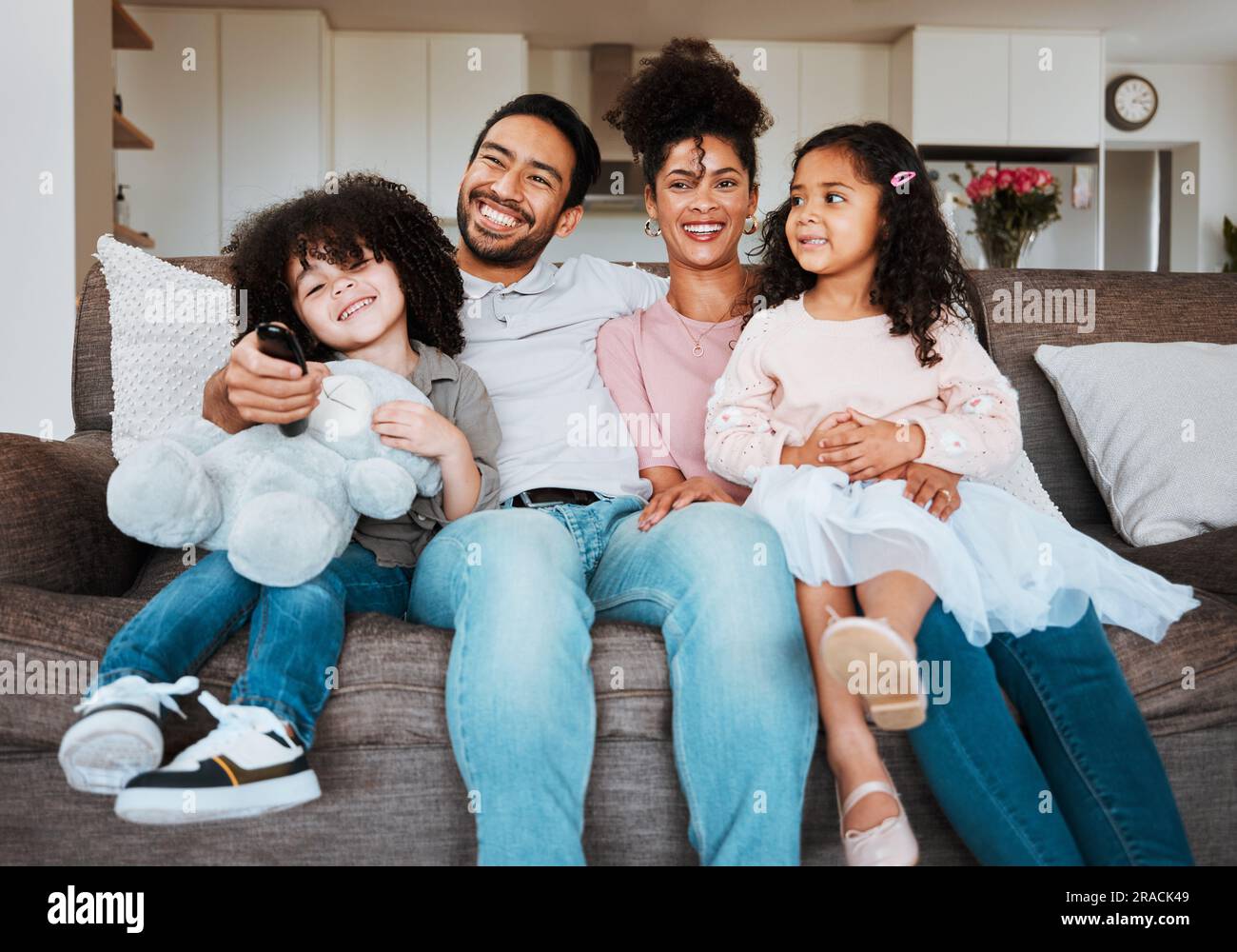 Mutter, Vater und Kinder auf dem Sofa, Fernsehen und eine glückliche Familie, die sich im ...