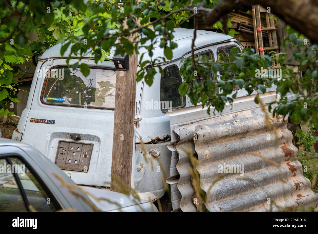 renault 4 Auto, altes Auto, rostiger alter renault 4 zur Restaurierung ...