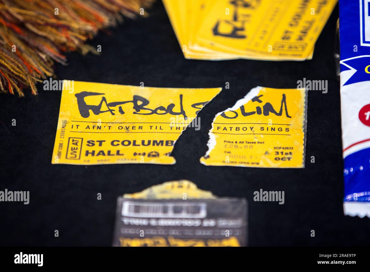 Ein Torn Fatboy Slim Prop Ticket ist ausgestellt bei einer Vorschau der ...