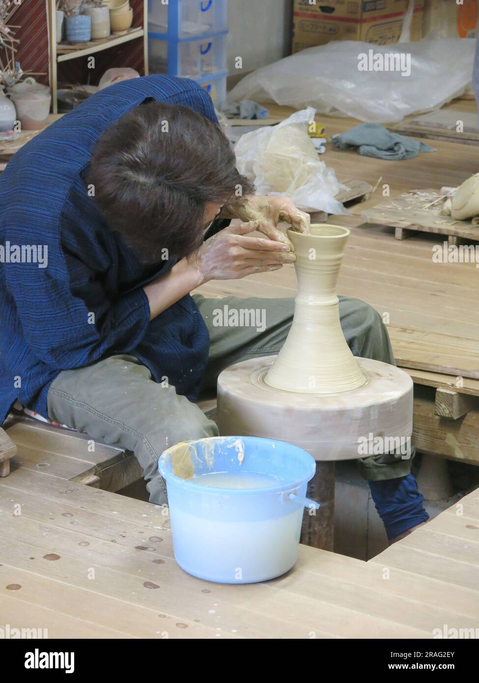 Ein geschickter Töpfer an seinem Rad, der die japanische Hagi-Ware ...