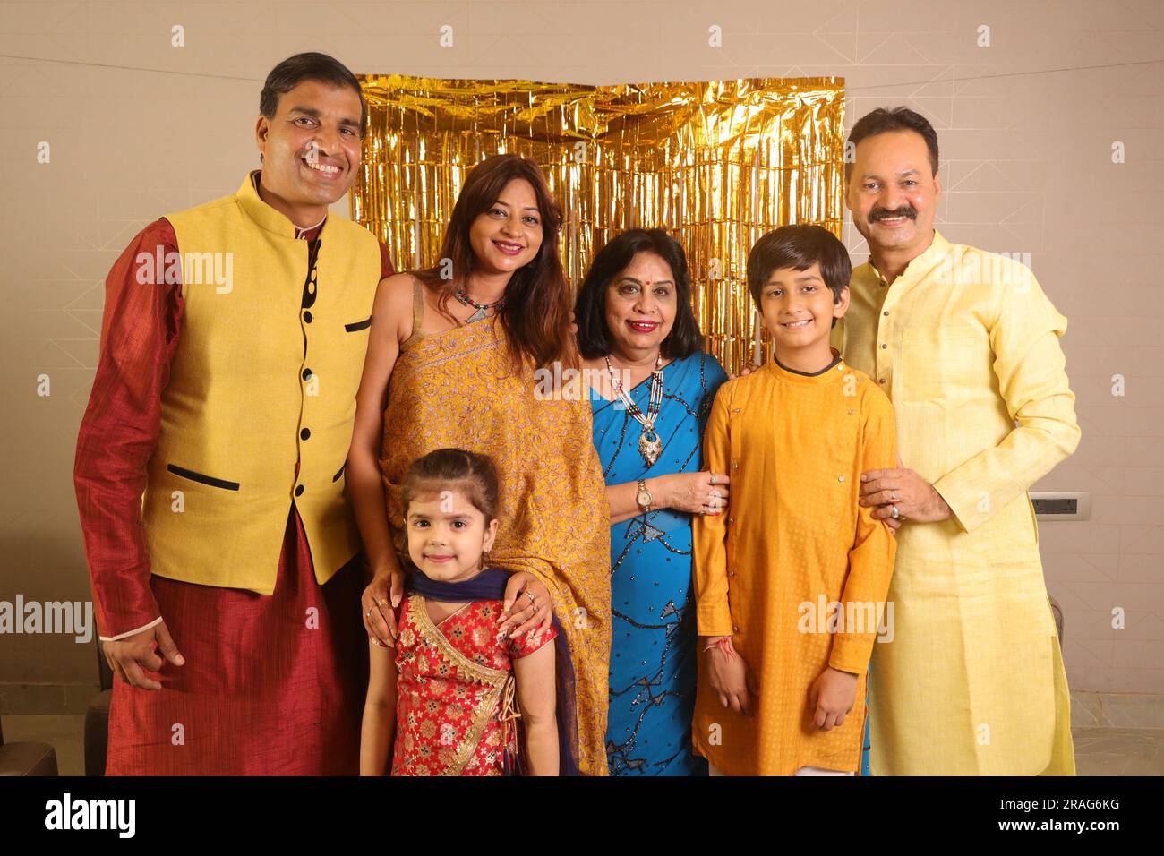 Glückliche indische Familie, die die Festtage auf Diwali genießt. Sie ...