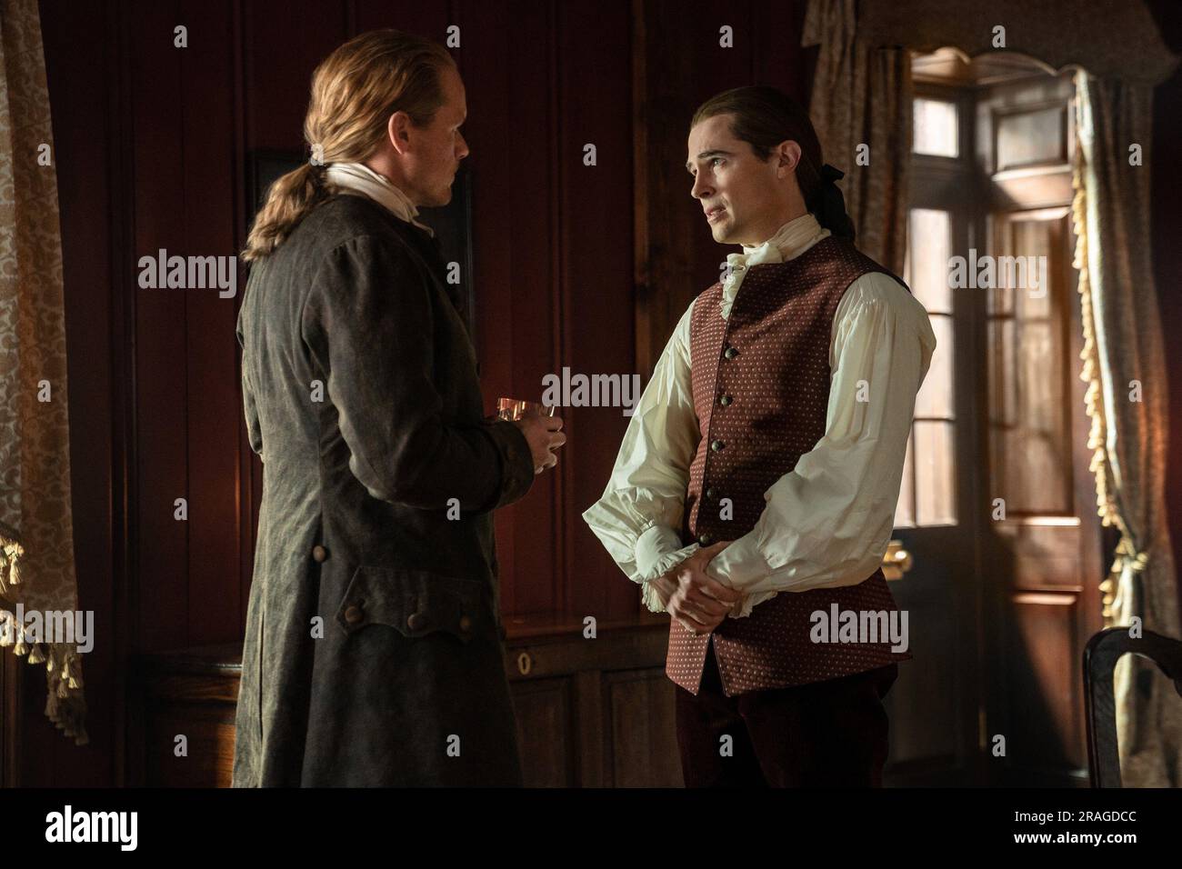 OUTLANDER, von links: Sam Heughan, David Berry, the Happiest Place on ...