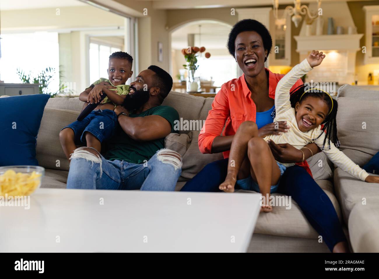 Kinder sitzten im zimmer -Fotos und -Bildmaterial in hoher Auflösung – Alamy