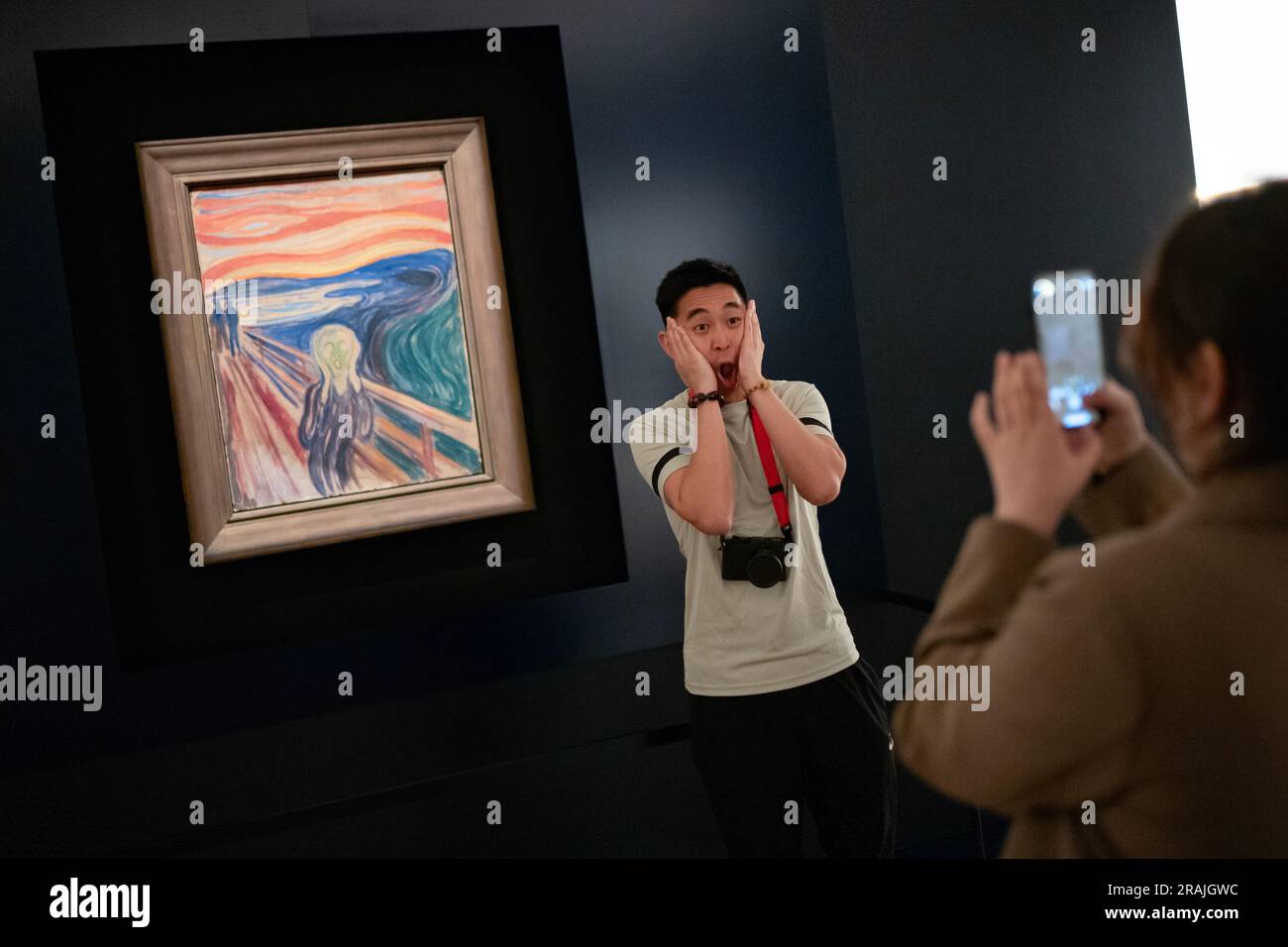 Oslo, Norwegen, 20. Juni 2023: Touristen beobachten die berühmte Edvard Munch-Komposition The ...