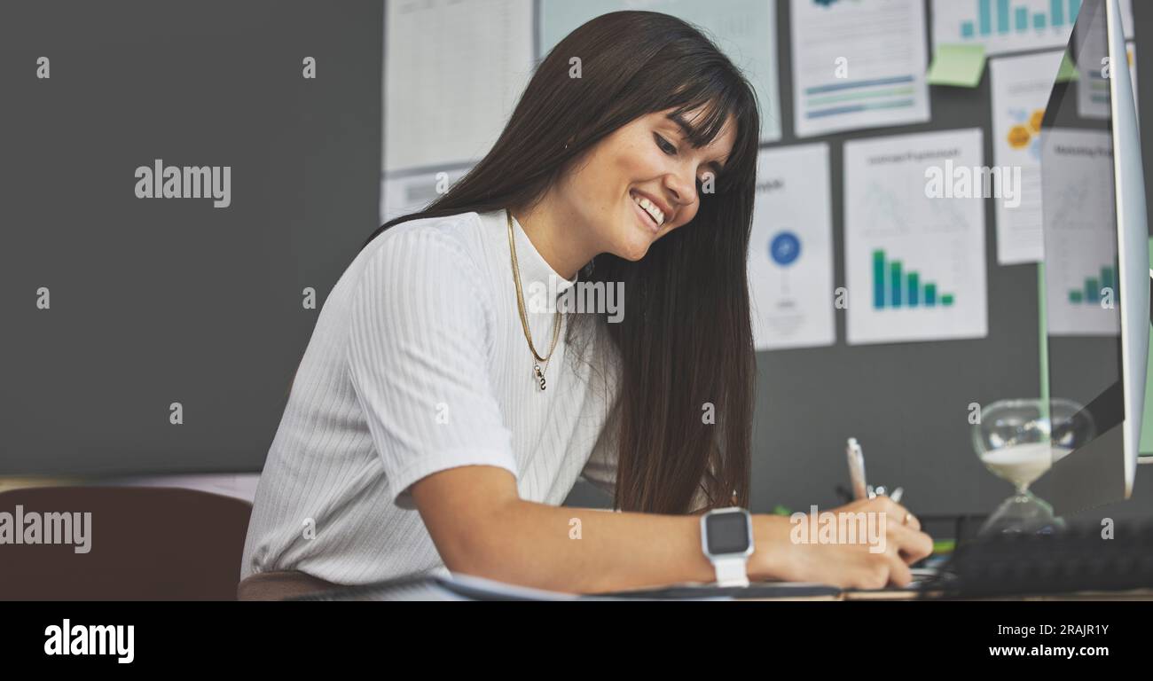 Frau, Analyse- und Datenanalytikerin mit Remote-Arbeit, Notizen und ...