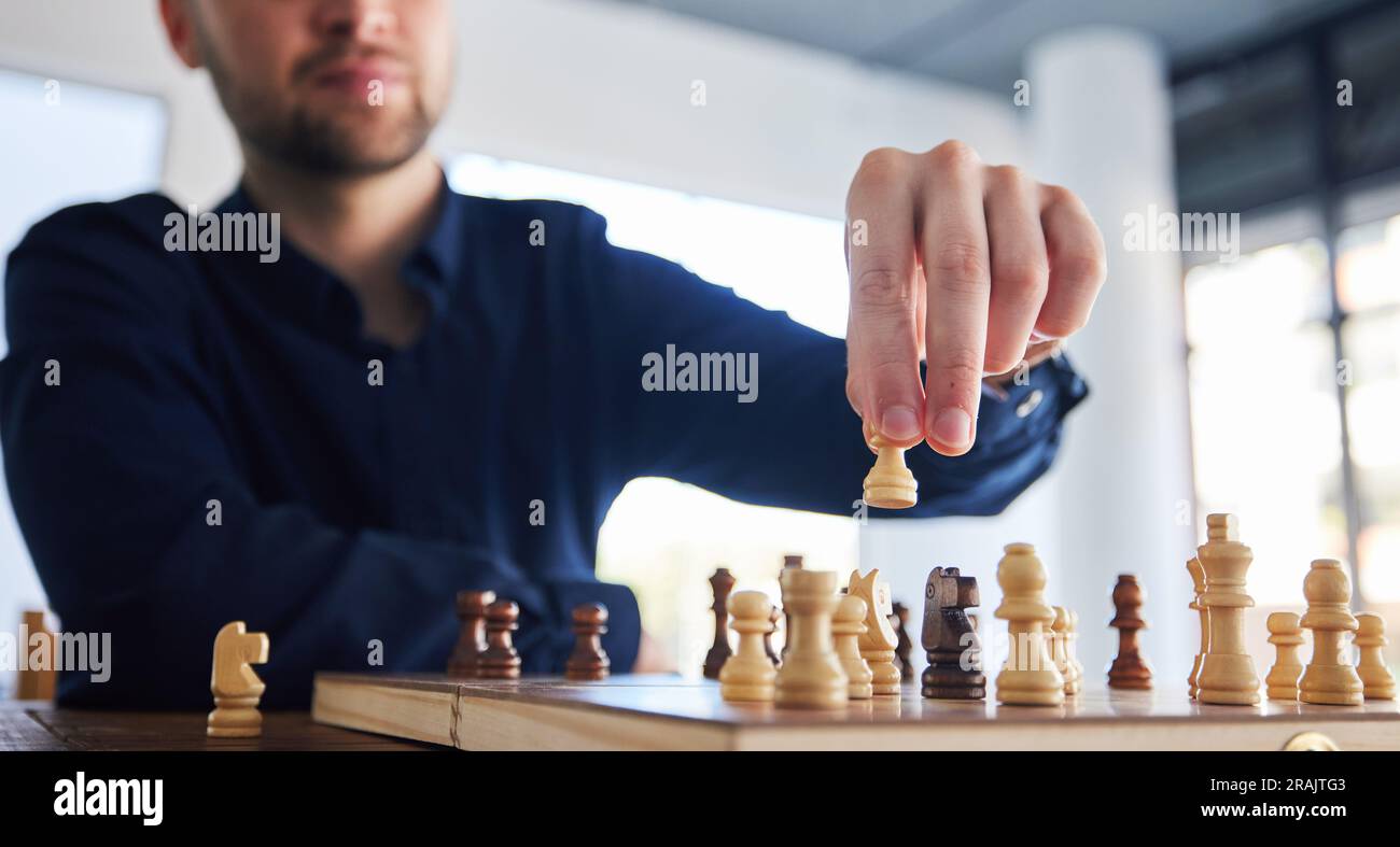 Schach, Mann, der eine Spielfigur bewegt, ein Strategiespiel ...