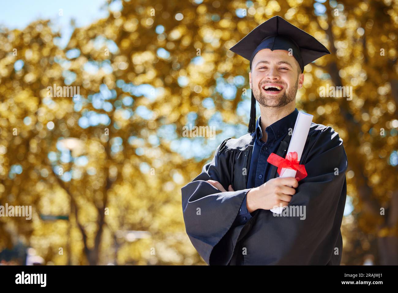 Diplom, glücklich und Mann mit Zertifikat im Freien für Erfolg mit ...