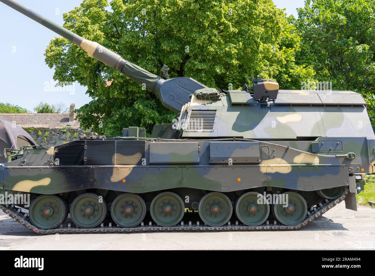 Ein moderner, gepanzerter, selbstfahrender Haubitzer Panzerhaubitze 2000 Stockfotografie - Alamy