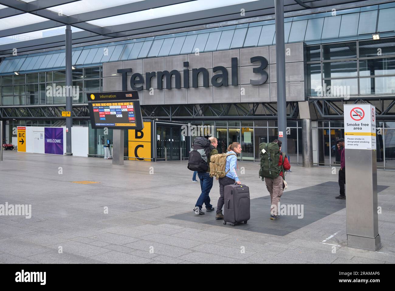 Passagiere check in terminal 3 heathrow flughafen -Fotos und ...
