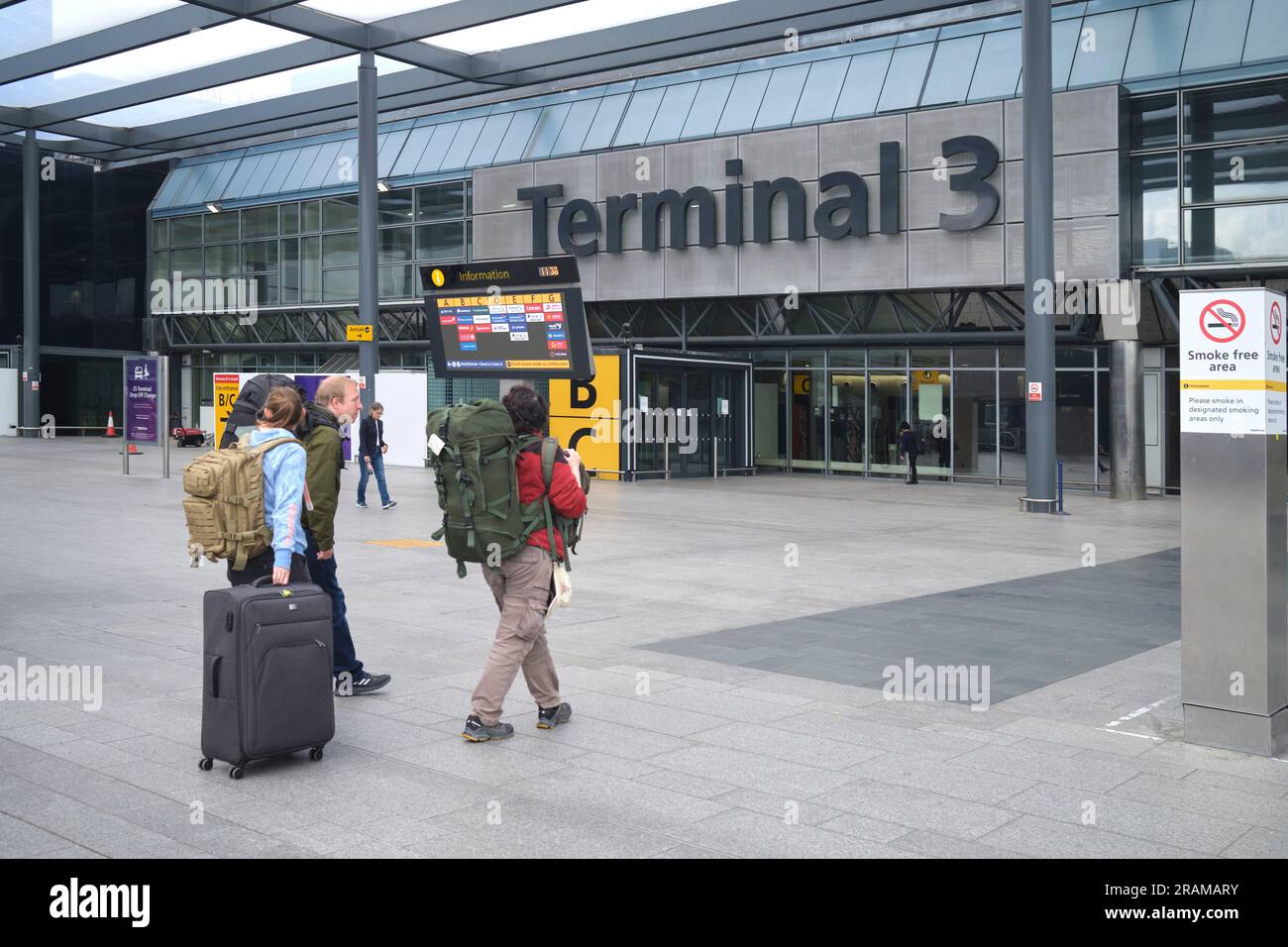 Passagiere check in terminal 3 heathrow flughafen -Fotos und ...