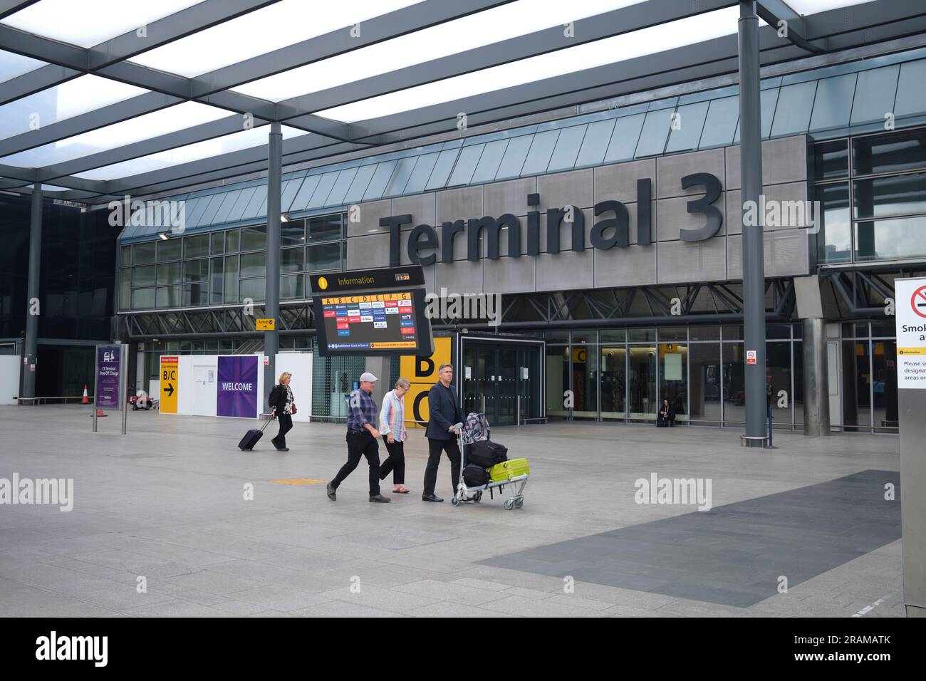 Passagiere check in terminal 3 heathrow flughafen -Fotos und ...