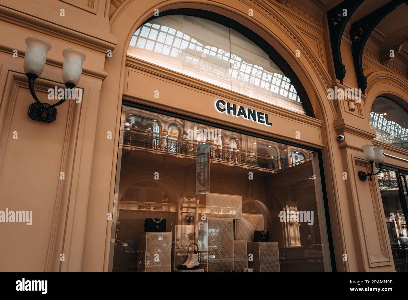 Elegantes, ästhetisches Chanel-Logo. Boutique-Eingang. Chanel ist ein ...