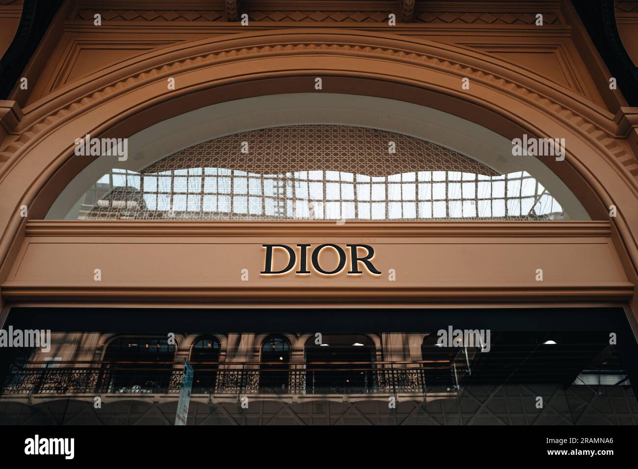 Elegantes ästhetisches Dior-Logo. Boutique-Eingang. Dior ist ein ...