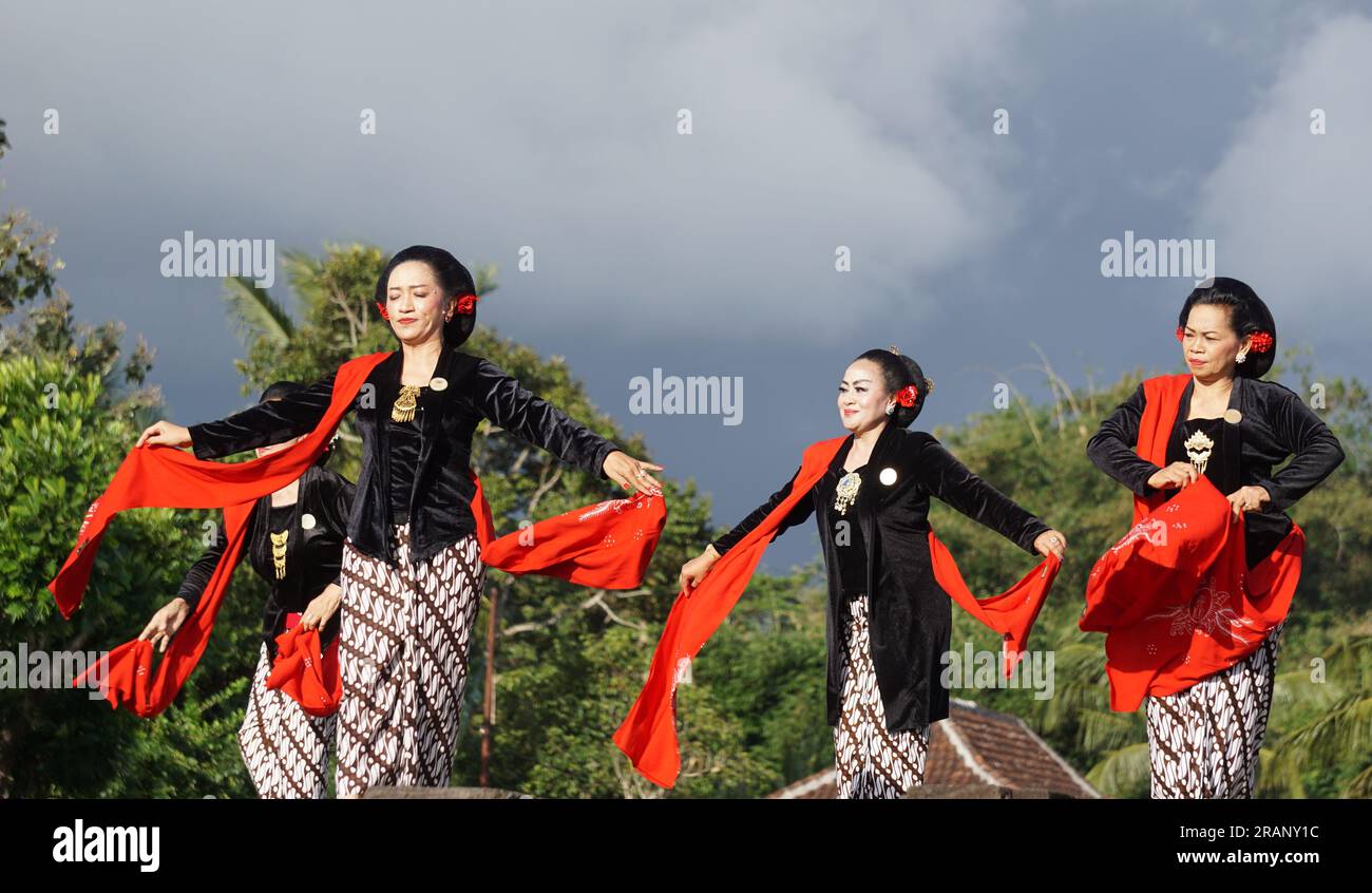 Indonesischer Gambyong-Tanz. Dieser Tanz kommt aus Zentral-java. Dieser ...