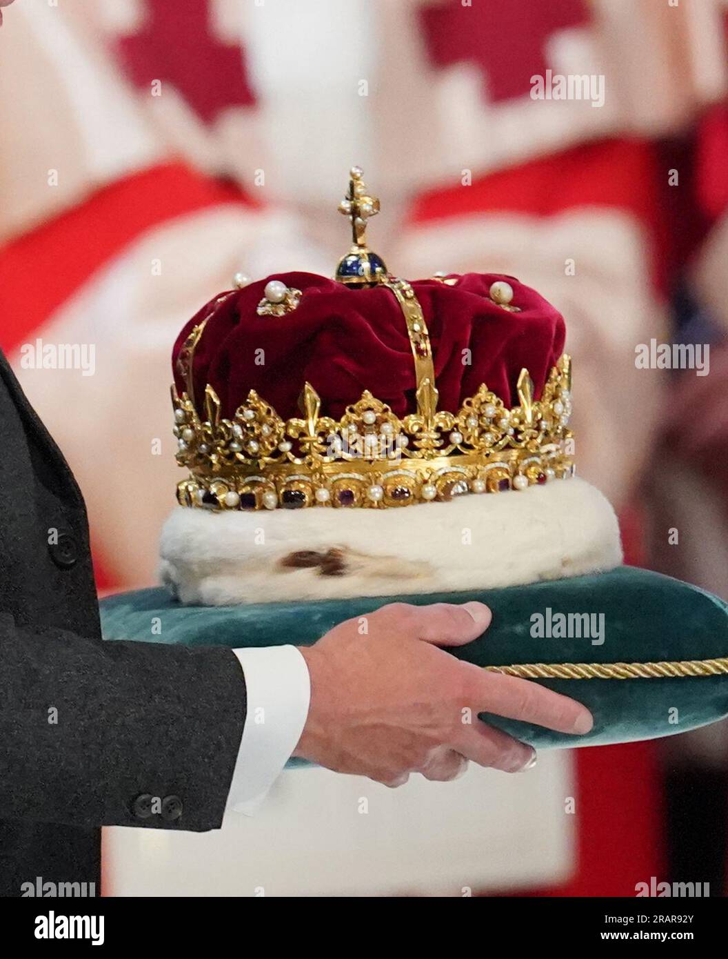 Der Herzog von Hamilton und Brandon trägt die Krone von Schottland beim ...