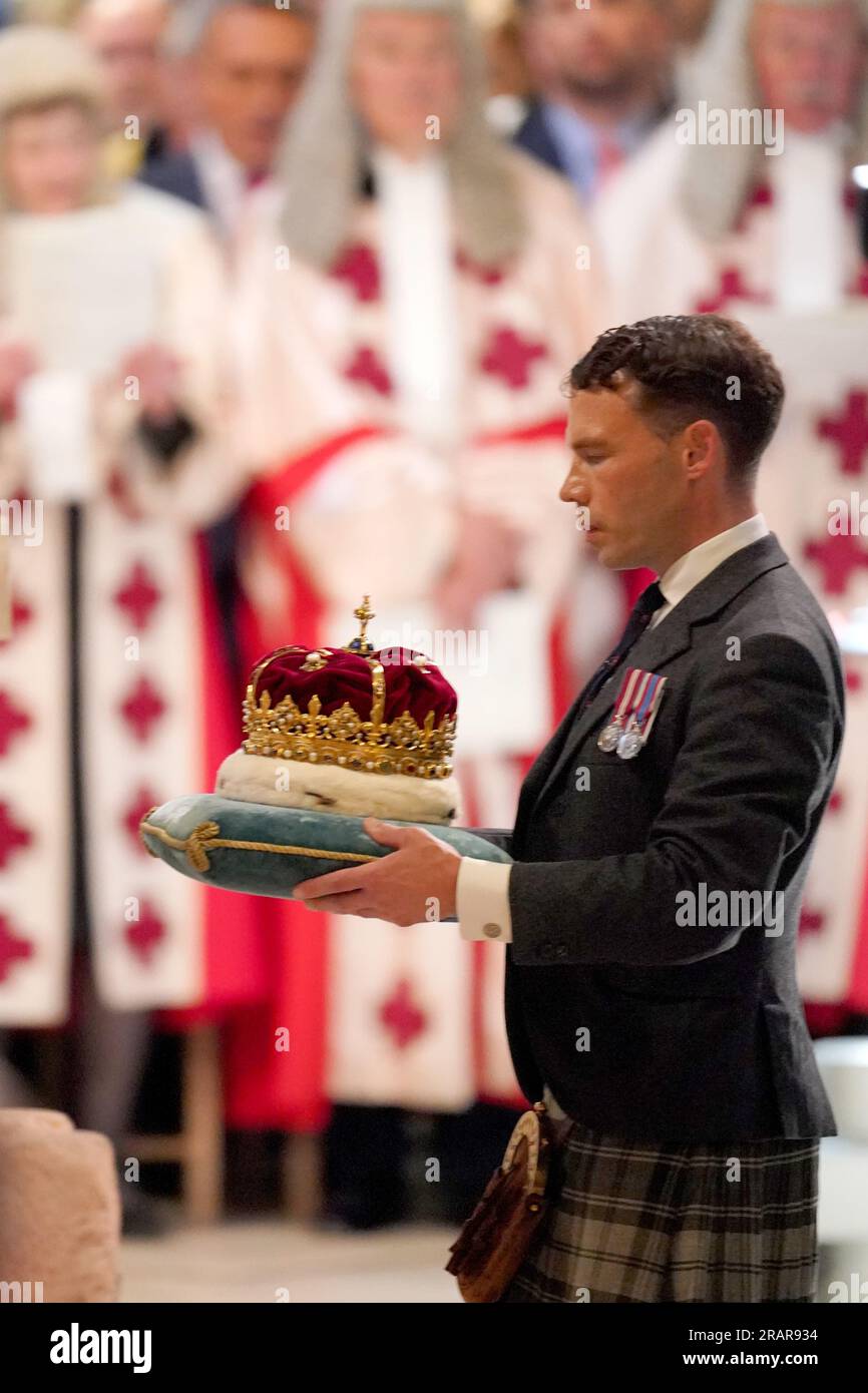 Der Herzog von Hamilton und Brandon trägt die Krone von Schottland beim ...