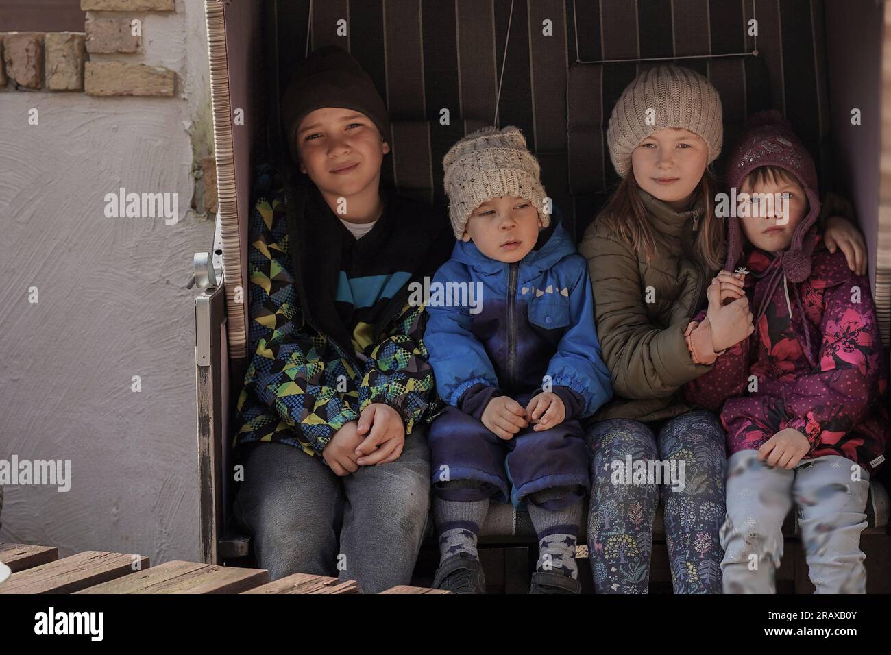 Arme Kinder sitzen in den Slums Chiles. Armut ist ein wichtiges Thema ...