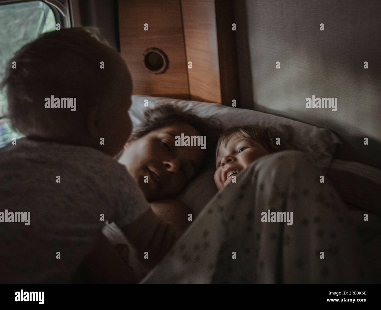 Sohn und mutter im bett -Fotos und -Bildmaterial in hoher Auflösung – Alamy