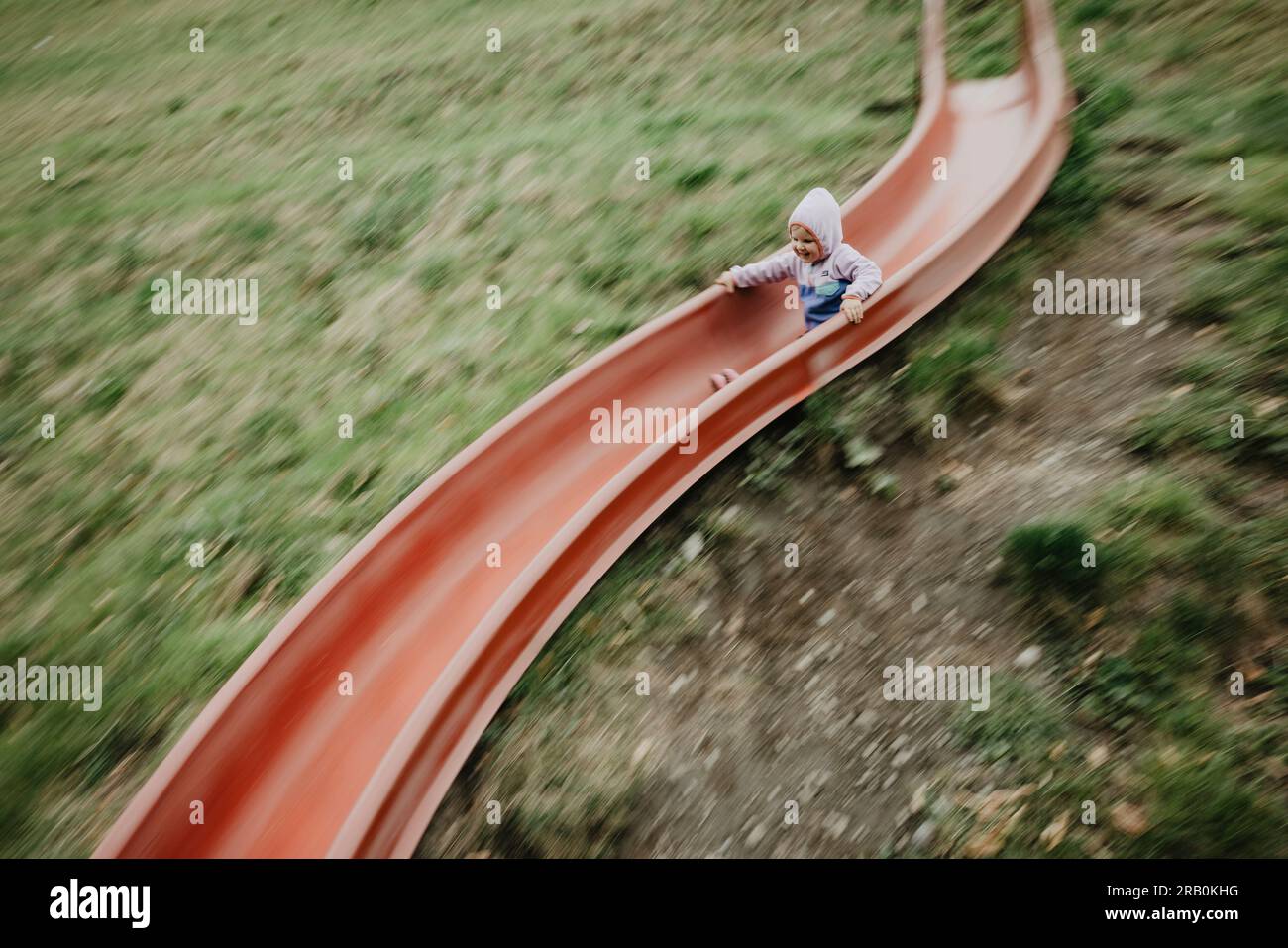 Rutschen kleines mädchen rutsche -Fotos und -Bildmaterial in hoher ...