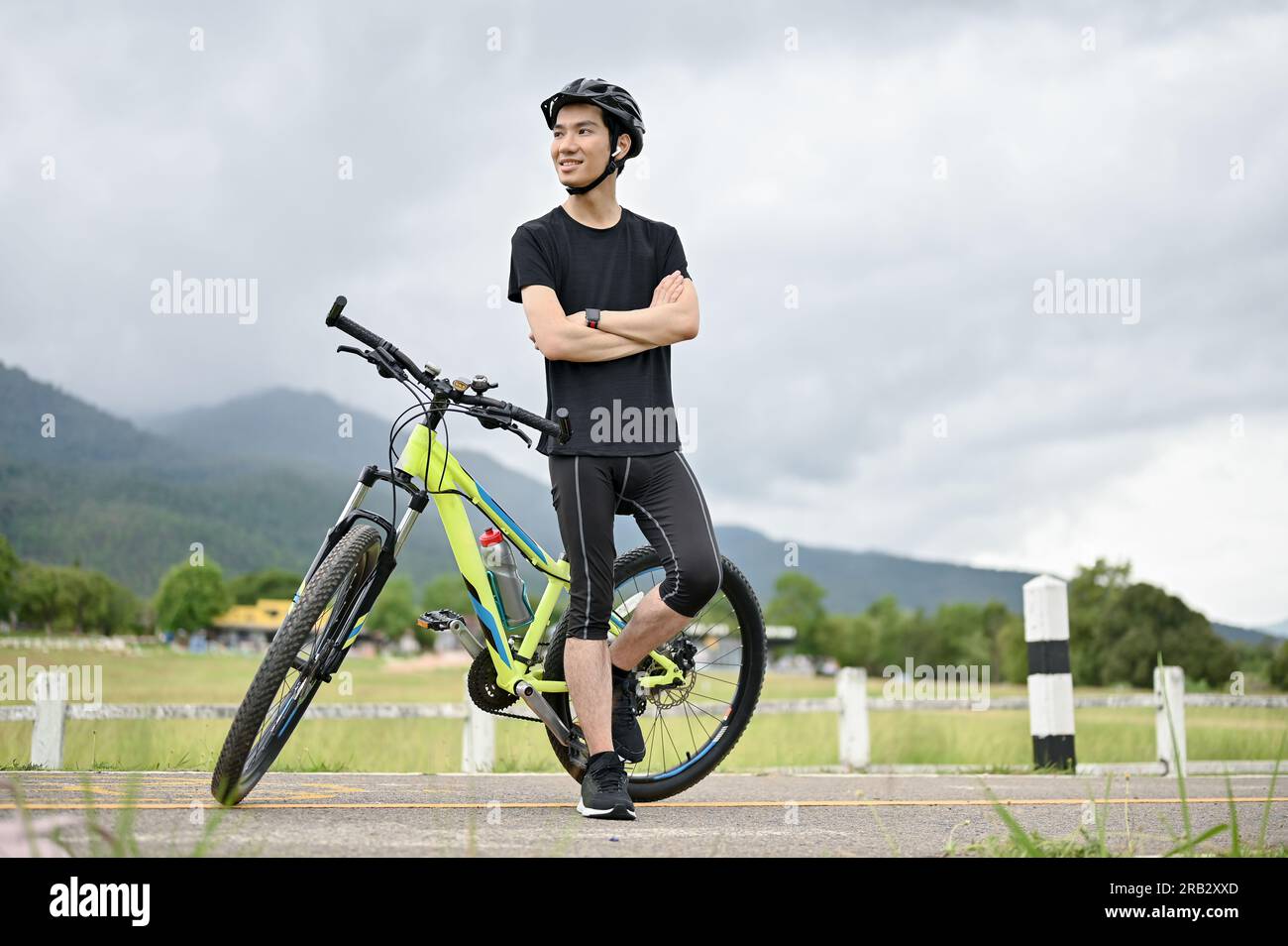 Ein Porträt eines gesunden, fitten jungen Asiaten in Sportbekleidung ... Ein Porträt eines gesunden, fitten jungen Asiaten in Sportbekleidung ...