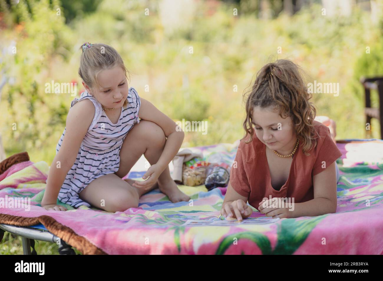 Preteen girls -Fotos und -Bildmaterial in hoher Auflösung – Alamy