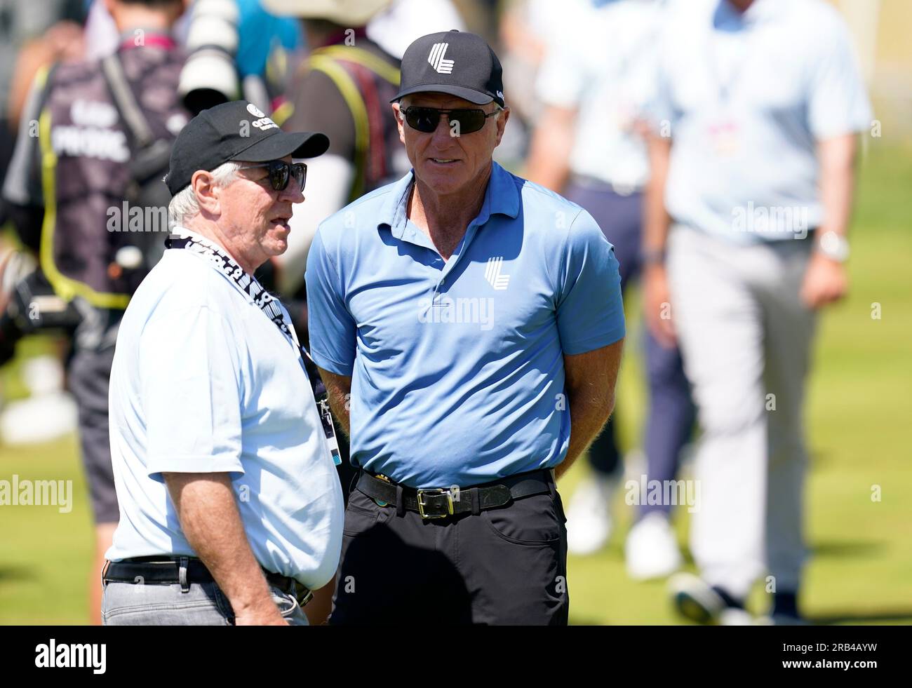 Greg Norman (rechts), CEO VON LIV Golf, am ersten Tag der LIV Golf ...