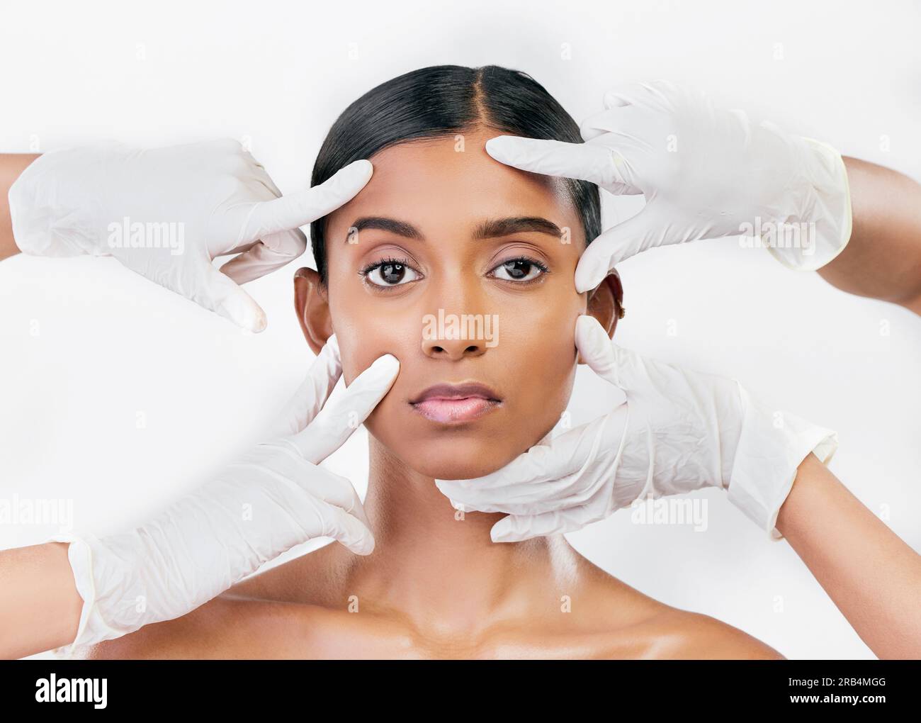 Hände, Gesicht und Frau, Schönheits- und Schönheitschirurgie ...