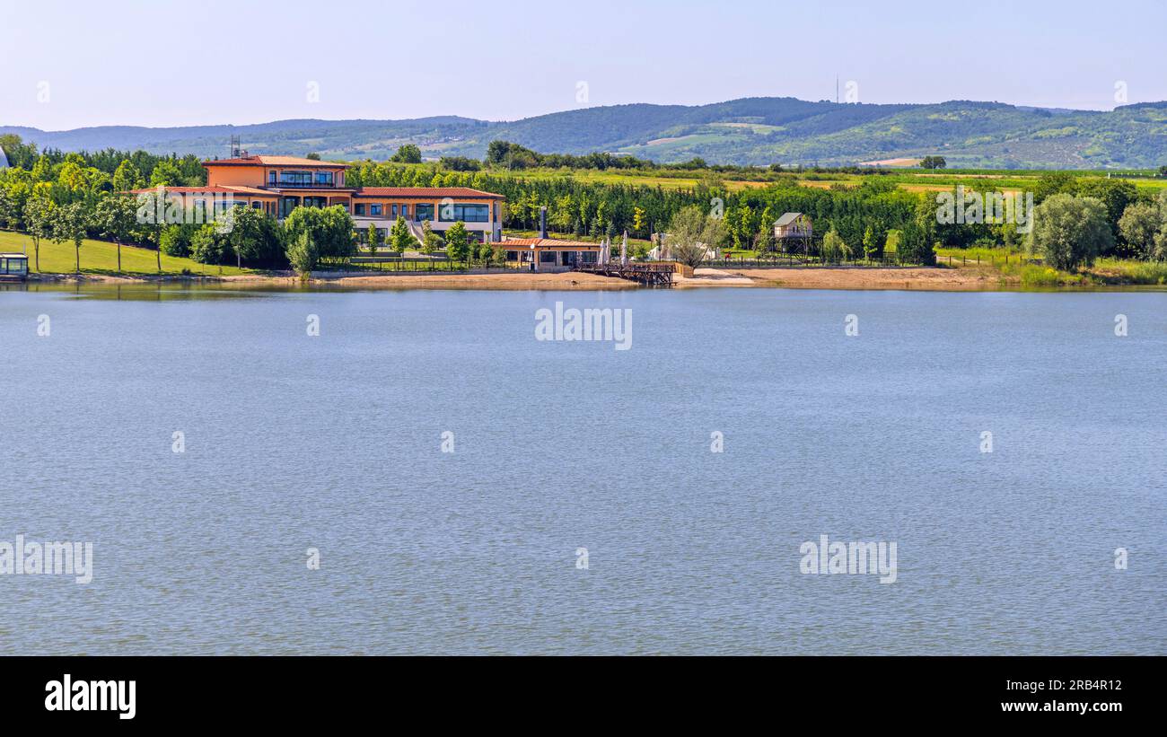 Ruma, Serbien - 03. Juli 2023: Novak Djokovic House am Pavlovac See ...