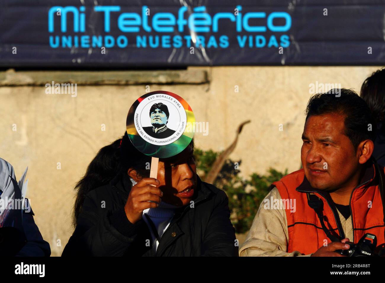 La Paz, Bolivien. 30. Mai 2014 Ein Zuschauer schirmt sich von der Sonne mit einem Plakat, auf ...
