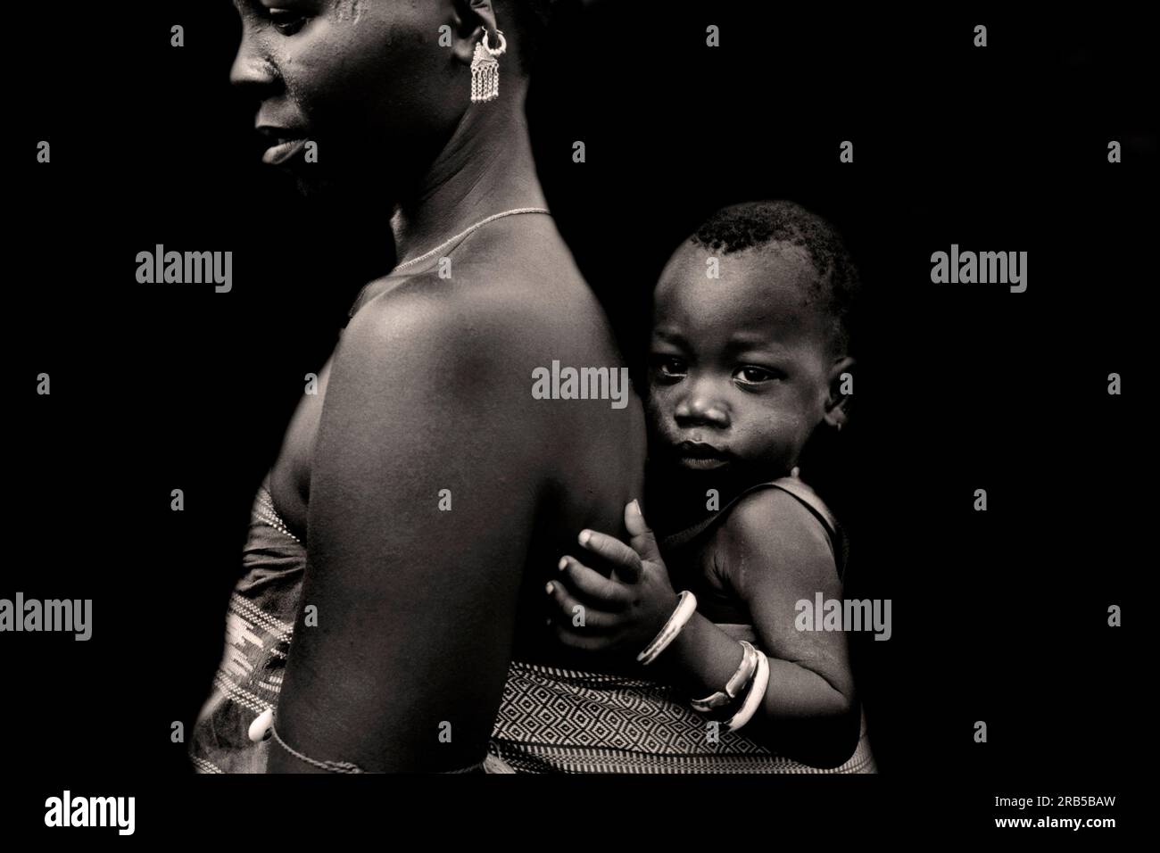 Frau mit kleinen jungen -Fotos und -Bildmaterial in hoher Auflösung – Alamy